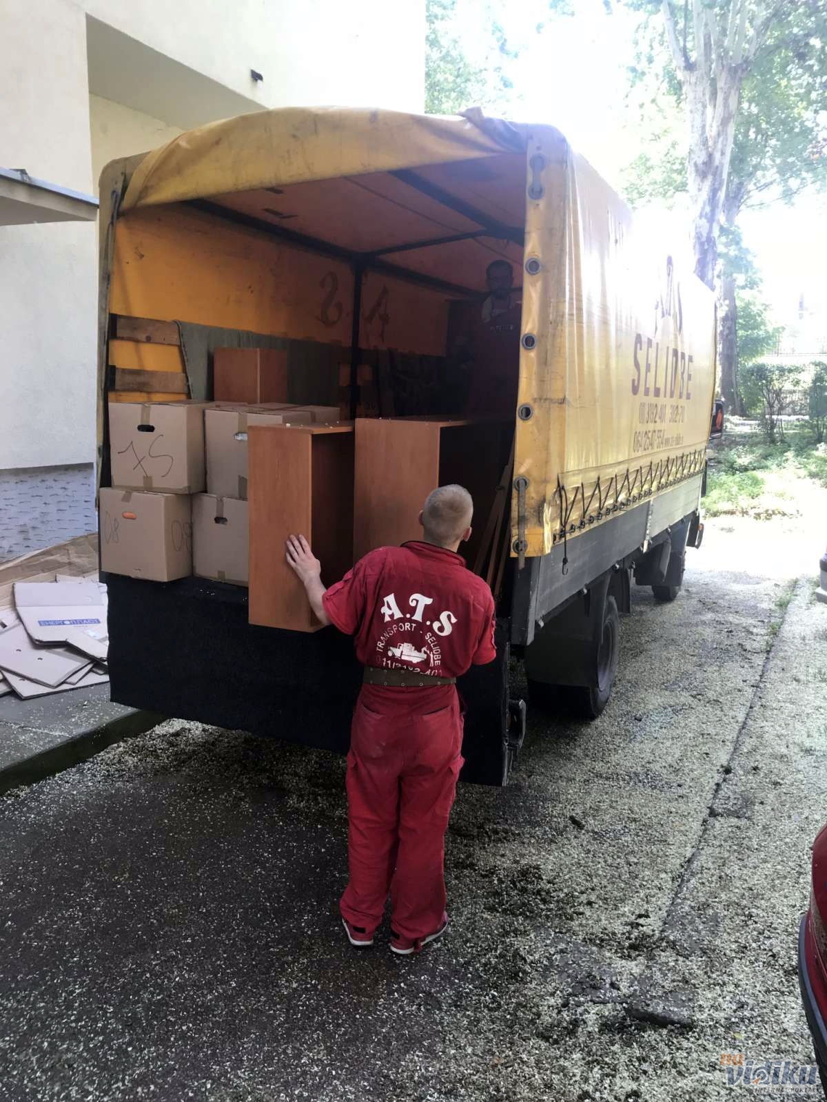 Istovar Namestaja Iz Velikog Kamiona Za Selidbe A T S Agencija Za